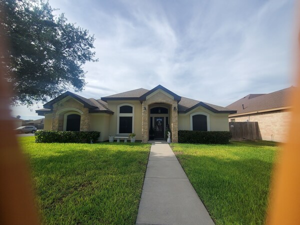 Cozy 2-bedroom House In Harlingen With Above Ground Pool And Bbq Grill. - Harlingen, TX