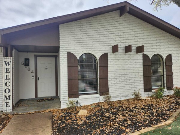 Charming 4-bedroom House Fast Wi-fi + All Room Smart Tv's +Deck/patio The Colony - Frisco, TX