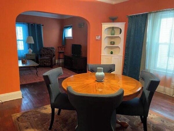 House In The Hood 3-bedroom Se Cleveland With Wifi - Lake Erie, PA