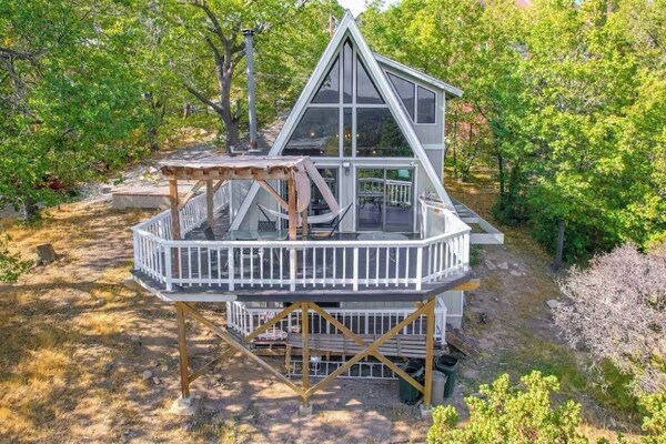 Breath Taking Lake View - Charming 3-bedroom Cabin In Terrific Lake Arrowhead! - Hesperia, CA
