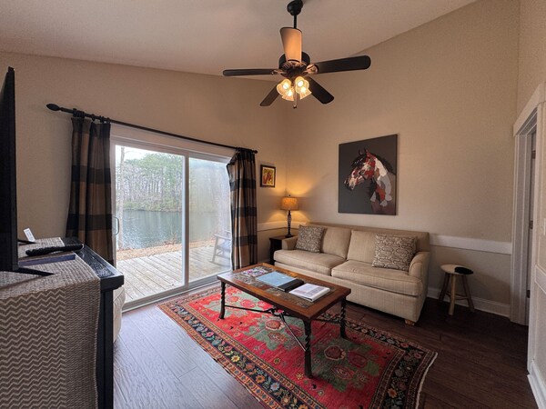 Luxury Lodging, Lakefront View, Queen Bed W/private Bath, Patio. - Elizabethtown, NC