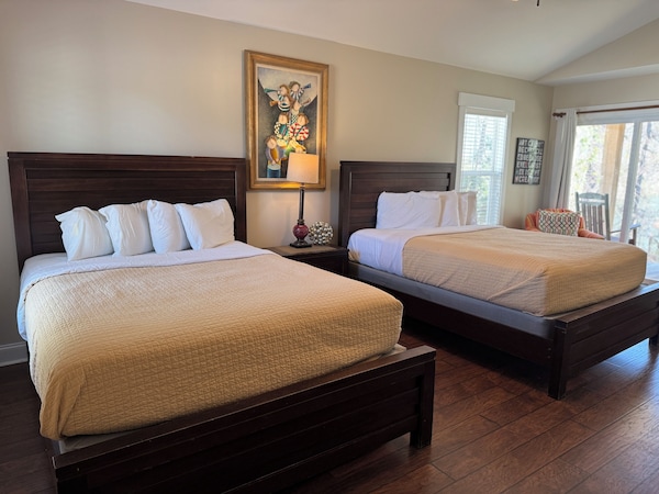 Luxury Lodging, Lakefront View,  2 Queen Beds W/private Bath, Private Patio. - White Lake, NC