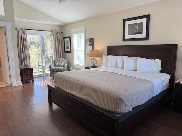 Luxury Lodging, Lakefront View ,King Bed W/private Bath, Private Patio. - White Lake, NC