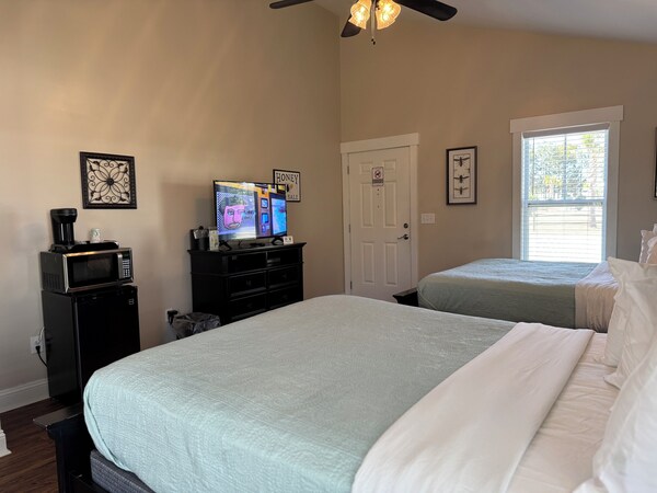 Luxury Lodging, Lakefront View,  2 Queen Beds W/private Bath, Private Patio. - White Lake, NC