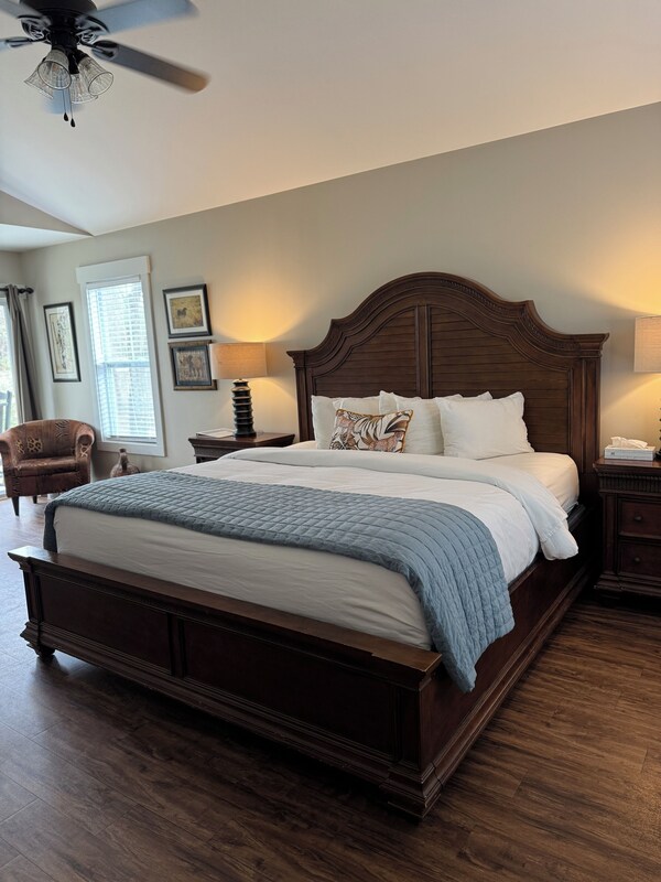 Luxury Lodging, Lakefront View, King Bed W/private Bath, Private Patio. - White Lake, NC