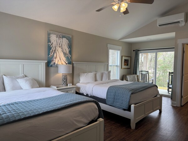 Luxury Lodging, Lakefront View , 2 Queen Bed W/private Bath, Private Patio. - White Lake, NC
