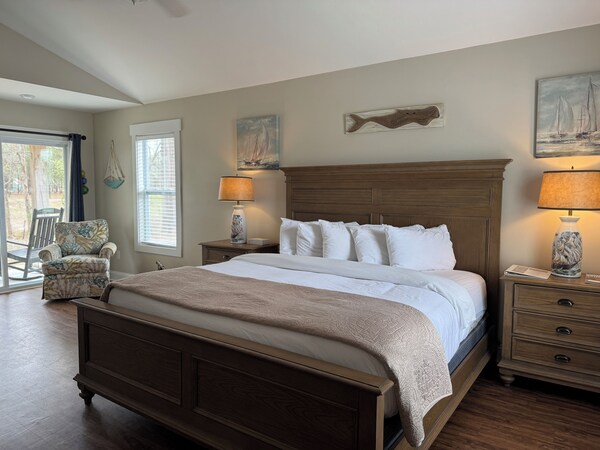 Luxury Lodging, Lakefront View, King Bed W/private Bath, Private Patio. - White Lake, NC