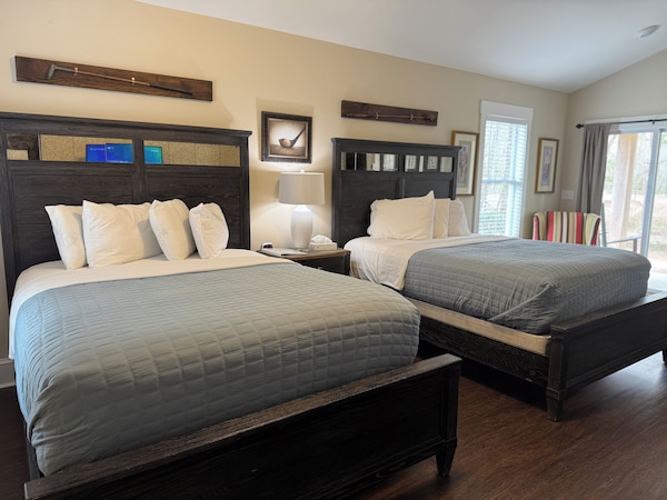 Luxury Lodging, Lakefront View, 2 Queen Bed W/private Bath, Private Patio. - White Lake, NC