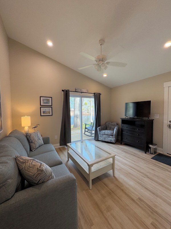 Luxury Lodging, Lakefront View, King Bed W/private Bath, Patio - White Lake, NC