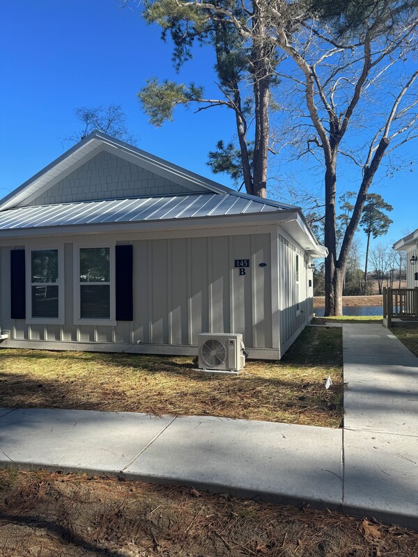 Luxury Lodging, Lakefront View, King Bed W/private Bath, Patio - White Lake, NC