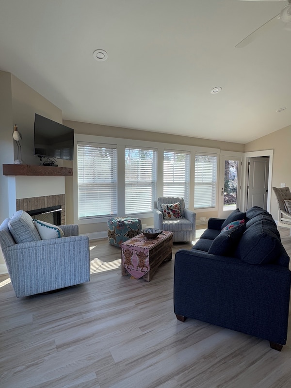 Luxury Lodging, Lakefront View, 3-bedroom, 3.5 Bath, Sleeps 10, Wrap-around Patio. - White Lake, NC