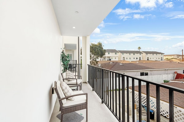 Cushy New Condo Oasis -Near Beaches & Sofi Stadium - Redondo Beach, CA