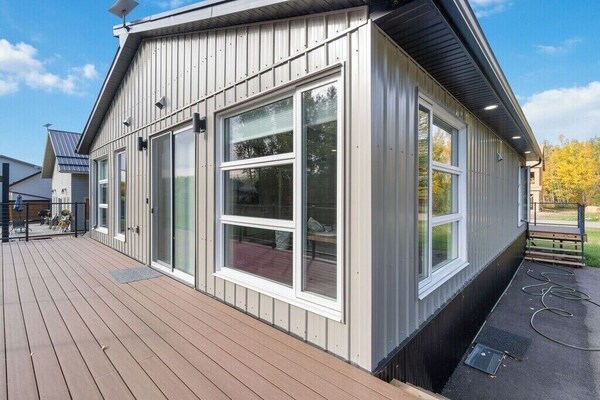 Modern Home And Guest House In Peaceful Location. - Alberta