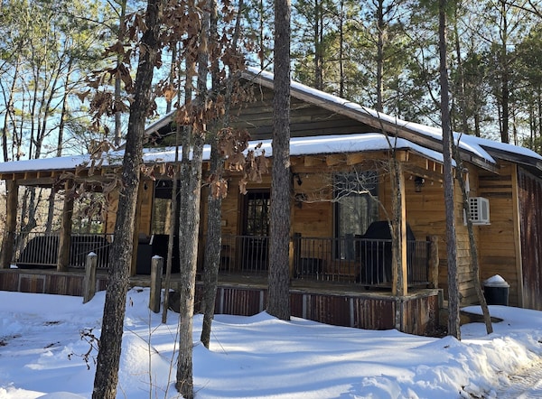 Rustic Comfort Cabins-anglers Basin With Hot Tub - Lake Harriet, Amity