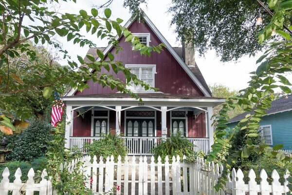 Charming 3-bedroom Cottage In Oakleigh Historical District In Downtown Mobile - Mobile, AL