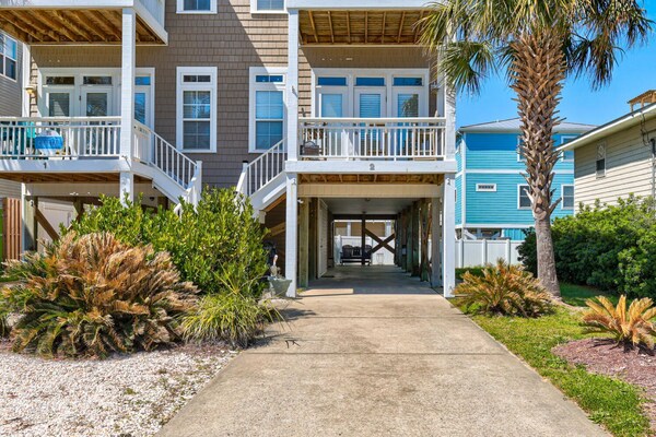 Pelican Perch - 4 Bedroom, 3 Bath. Beach Chairs And Umbrellas Included! - Kure Beach, NC