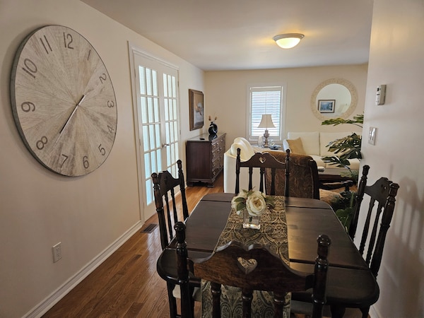4 Minute Drive To Casino. Lake, Park, Marina, Restaurants, Stores 5 Minute Walk - North Bay