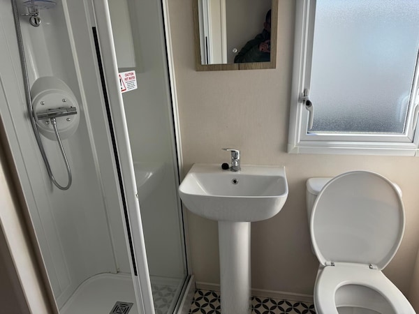 Superb Caravan At Dovercourt Park, Sleeps 8 Ref 44202c - Harwich