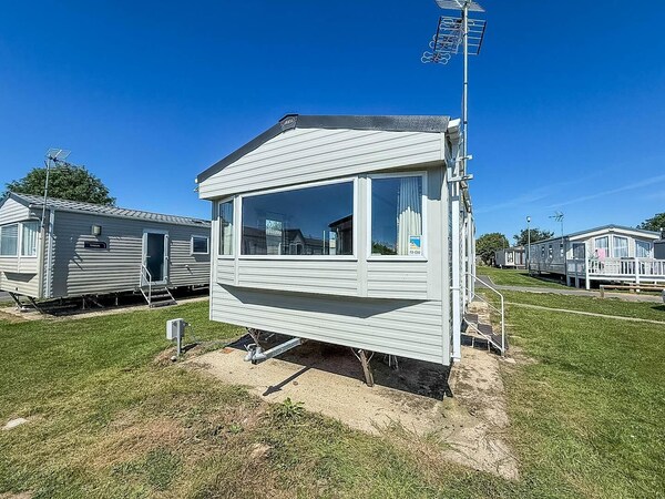 Superb Caravan At Dovercourt Park, Sleeps 8 Ref 44202c - Harwich