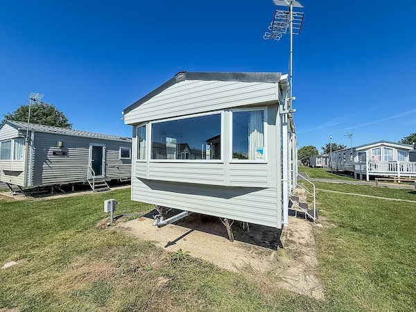 Superb Caravan At Dovercourt Park, Sleeps 8 Ref 44202c - Harwich