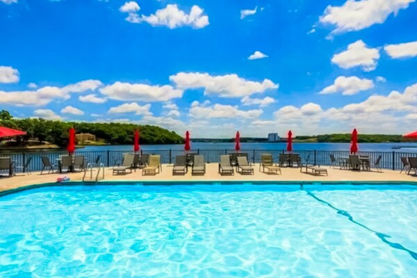 Lake Side Condo Near Swim Area W/hot Tub, Shared In/outdoor Pools, Pet-friendly - Sunrise Beach, MO