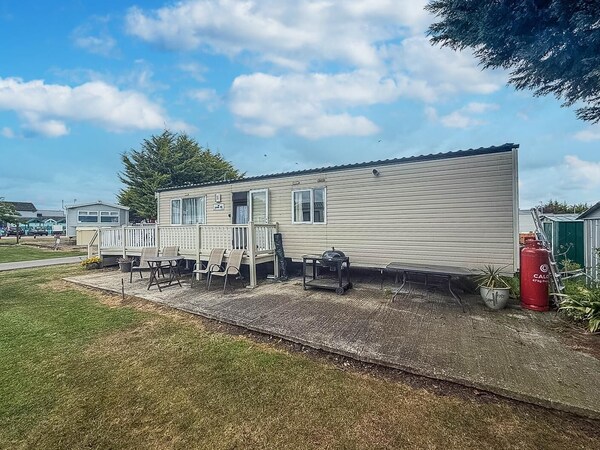 Caravan With Decking & Free Wifi At Steeple Bay Ref 36051d - Maldon, UK