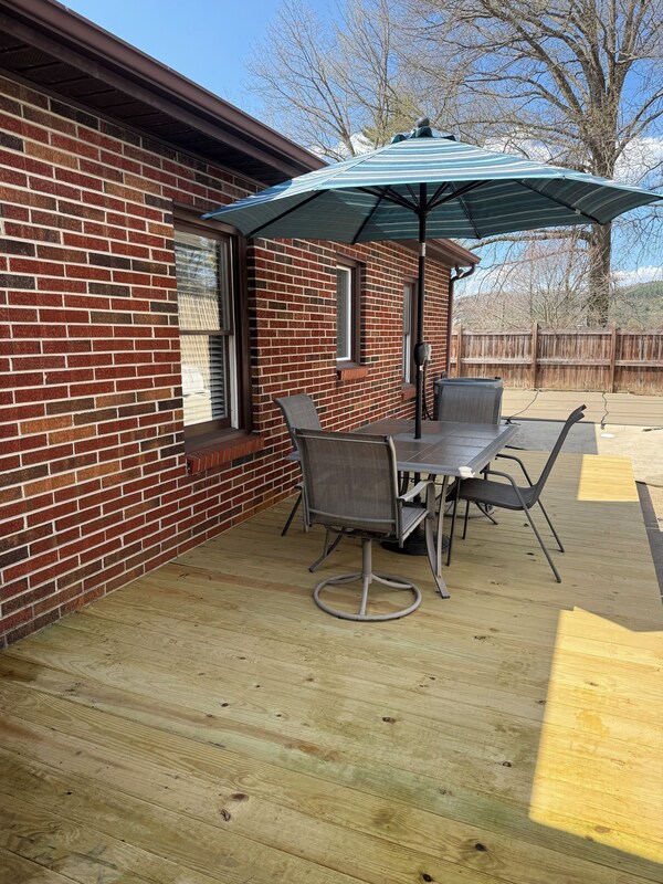 Newly Renovated 3-bedroom House In Marion With Pool, Private Fenced In Backyard - Marion, VA