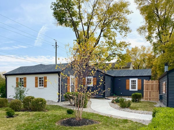 The Bungalow @Keystone Chic 2br\/3bed\/2.5ba Getaway - Carmel, IN