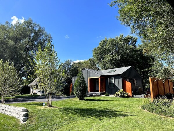 Casa 69th @Keystone 2 Br/2ba Contemporary Bungalow - Carmel, IN