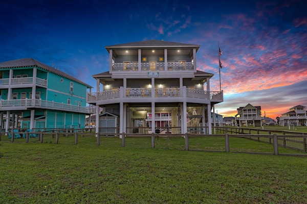 Sea It All | Beachfront | 2 King Primary's - Crystal Beach, TX