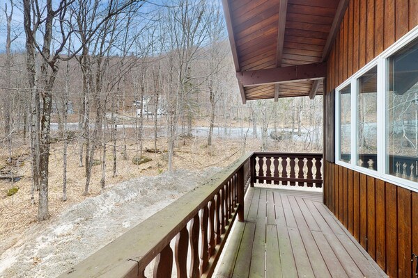 Cozy 1970's Retro Ski Duplex W/ Mountain Views, Balcony, Tv, Wifi, W/d, Kitchen - Rutland, VT