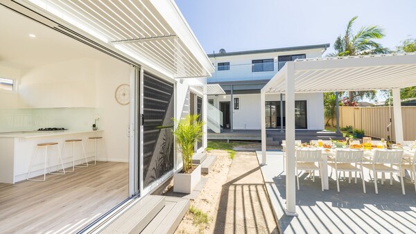 Robinson Retreat With Beach Bungalow, 3 Robinson St - Air Con, 2 Kitchens, 6 Bedrooms, 4 Bathrooms - Hunter Valley