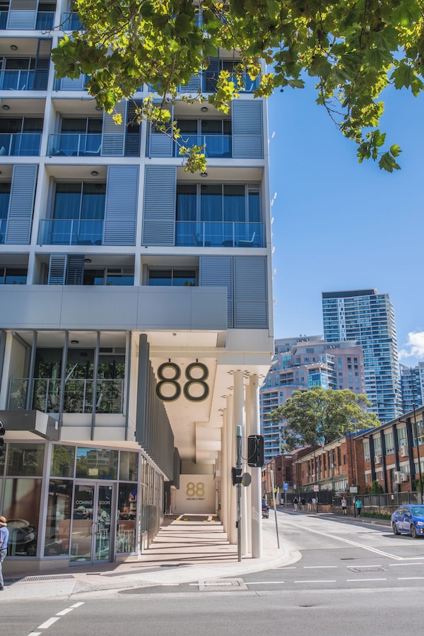 Modern Hotel Apartment Perfect Location 1bed 1 Bath Apartment At Chatswood - Ryde