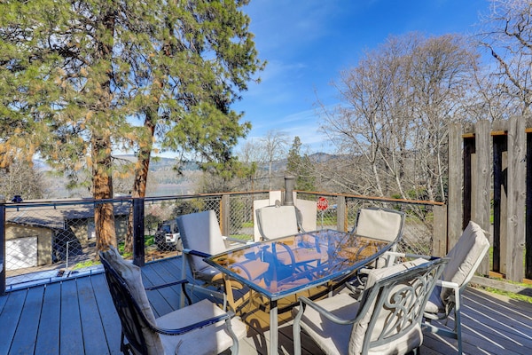 Hot Tub & Decks: Central Hood River Townhome! - White Salmon, WA
