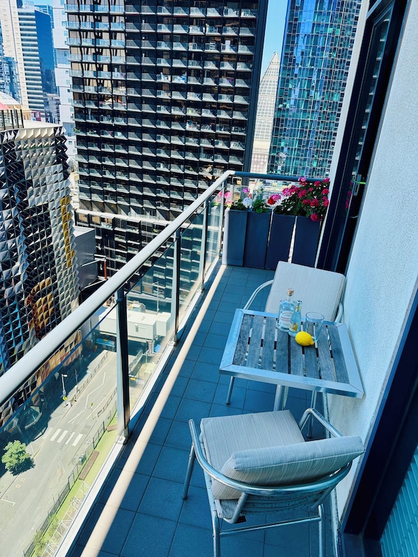 2-level City Retreat 100m2 W/ Parking | + Workspace Right In The Cbd - Kensington