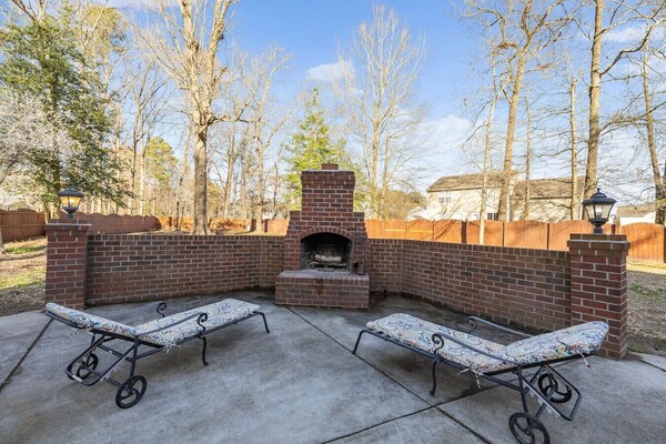 Elegant Retreat: Spacious With Outdoor Fireplace - Richmond, VA