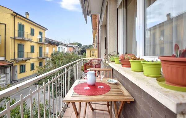 Stunning Apartment In Viareggio - Forte dei Marmi