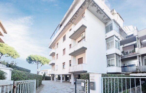 Beautiful Apartment In Viareggio - Viareggio