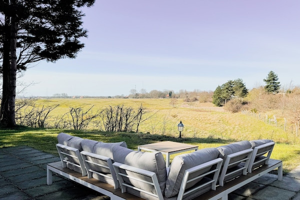 Deze Sfeervolle En Ruime Woning Biedt Ultiem Comfort. De Woning Heeft Een Prachtig Panoramisch Uitzicht En Een Luxe Tuin Met Hottub, Perfect Voor Ontspanning. - Zuid-Holland