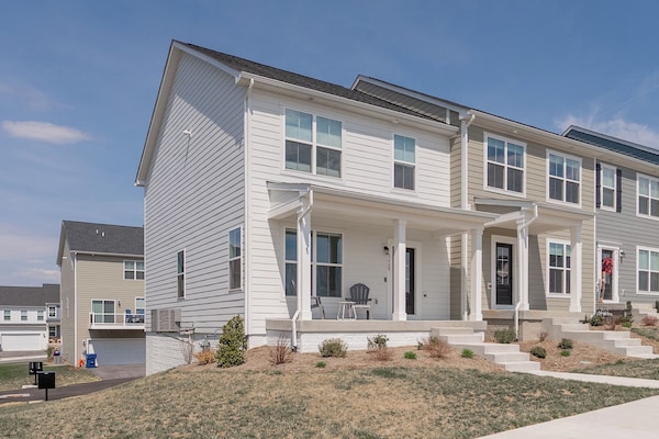 Modern 3br Townhome W/ Stylish Decor, Balcony, Laundry, & Workspace Near Vt & Downtown. - Blacksburg