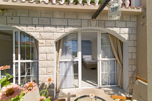Cosy Family Aprtment Next To The Pool Only 10 Min Walk To Beutifull Pebble Beach - Tučepi