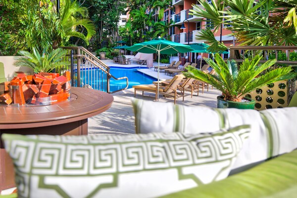1br/1ba Condo: Pool & Roll-in Shower - Kendall