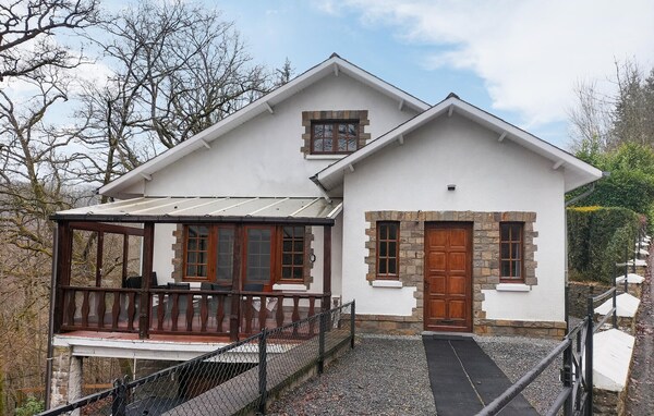 5 Bedroom Stunning Home In Rochehaut - Bouillon