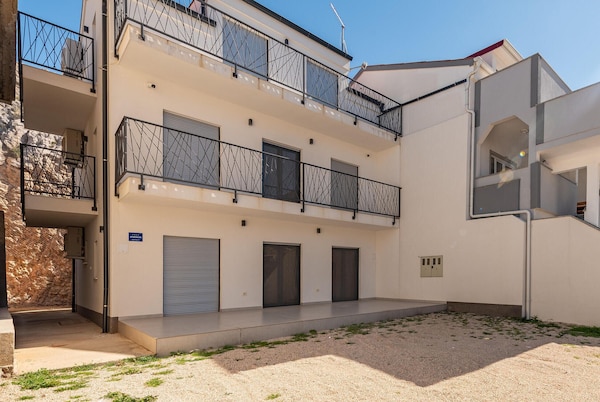 2 Bedroom Lovely Apartment In Metajna - Karlobag