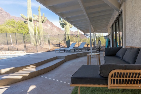 \T\ndesert Oasis, Stunning Mtn View W/ Sparkling Pool & Hot Tub - Apache Junction, AZ