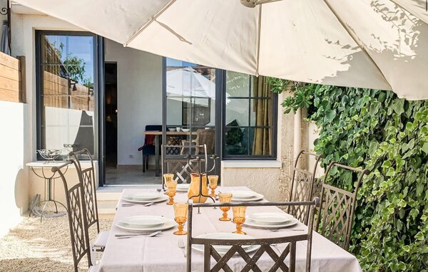 3 Bedroom Nice Home In Fontvieille - Tarascon