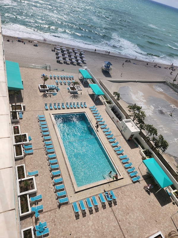 Charming 2-bedroom Condo With Ac, Wifi In Terrific Hollywood Beach - Sunny Isles Beach, FL