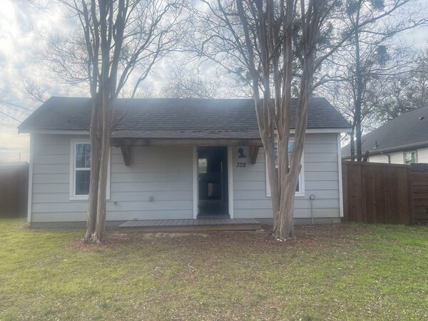 Cozy Cottage \Ncedar Hill \Nwelcoming House With Ac In Charming Cedar Hill - Midlothian, TX