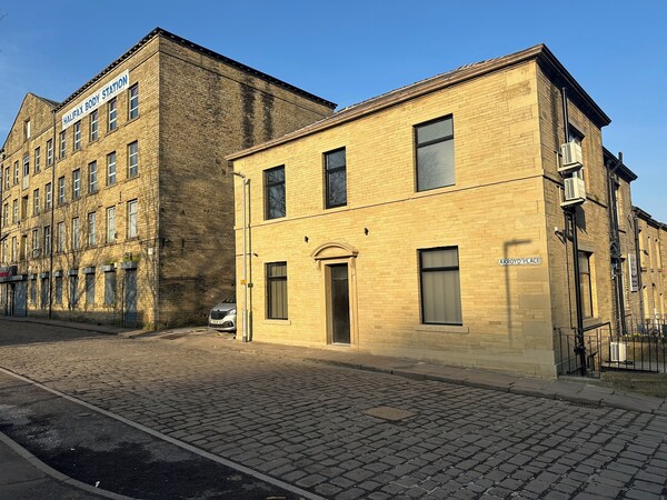 Akroyd House - The Dean Clough Room, A Brand New Stunning Guest House, Town Centre Location With Par - Ripponden