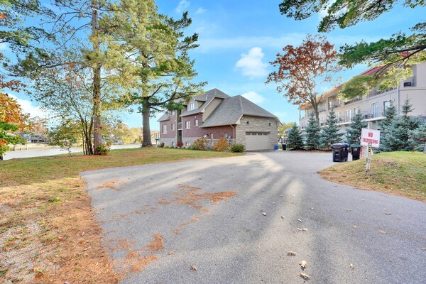 Executive Waterfront Living At Its Finest!!! Welcome To This Immaculate Home! - Wasaga Beach